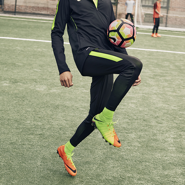 Nike Strike trainingscollectie 'Radiation Flare'